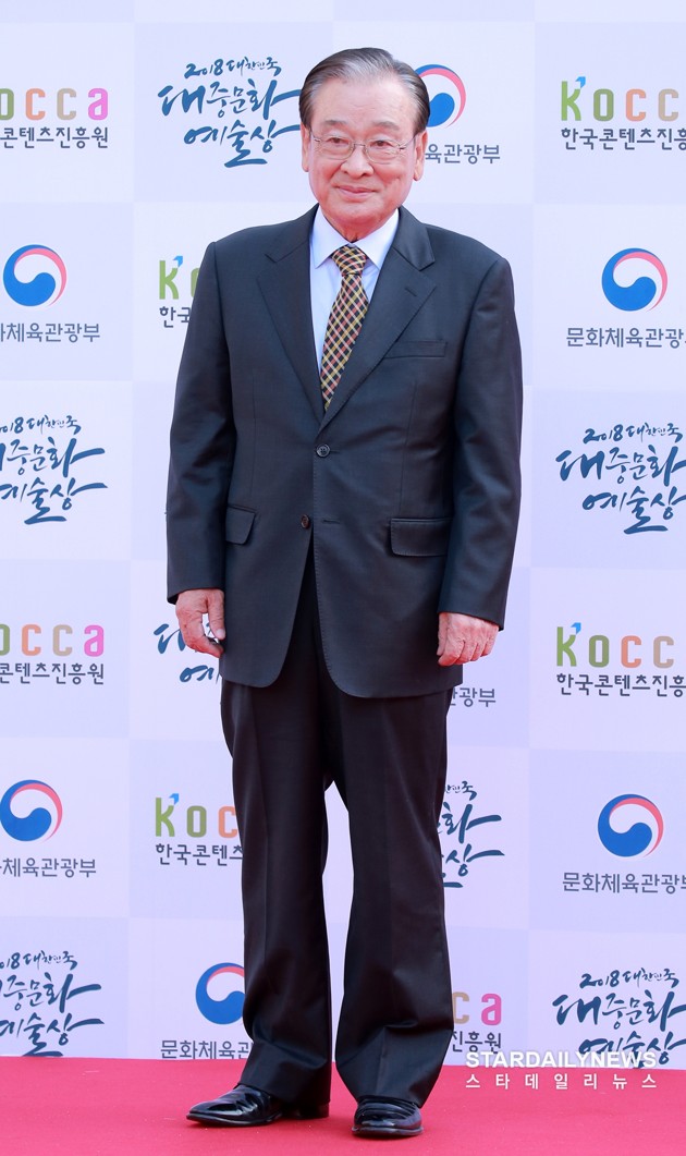 Gambar Foto Lee Soon Jae di Red Carpet Korean Popular Culture And Art ...