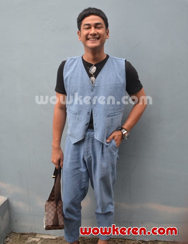 Gambar Foto Dwi Andhika Saat Ditemui di SCTV Tower - Foto 2 dari 35