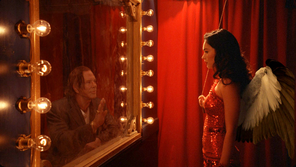 Interaksi Megan Fox Dan Mickey Rourke di Foto Pertama Film 'Passion Play'