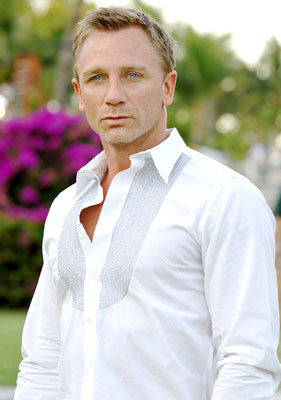 Video: Daniel Craig Kenakan Gaun Dan Wig Pirang di Iklan Hari Perempuan ...