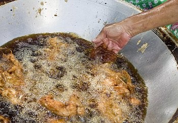 Pria Thailand Goreng Ayam Pakai Tangan