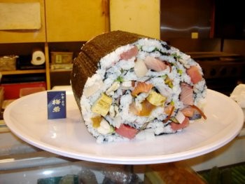 Restoran Jepang Sediakan Porsi Sushi Sepanjang Dua Meter