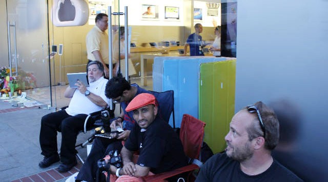 Pendiri Apple Antre Paling Depan untuk Beli iPhone 4S