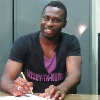ISL 2011-2012: Moses Sakyi Siap Jalani Debut Sebagai Striker Persib