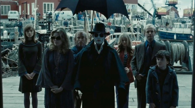 Uniknya Keluarga Gothic Johnny Depp di Video 'Dark Shadows'