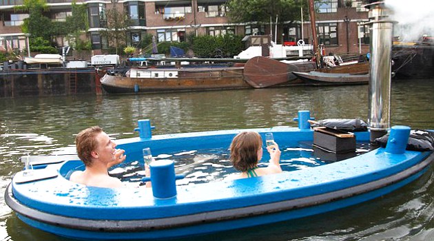 Perahu Unik Bisa untuk Berendam Air Panas Sambil Berlayar