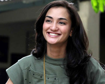 Atiqah Hasiholan Bantah Buka Baju di 'Java Heat'