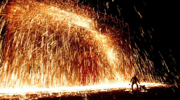 Tak Kuat Beli Kembang Api, Ini Tradisi Mandi Besi Panas dalam Perayaan Api