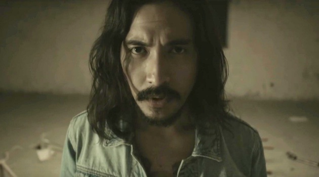 Marcello Tahitoe Jadi Rocker Keren di Video Klip 'Berdiri Sampai Mati'