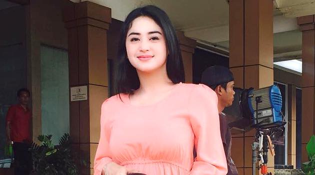 Break Syuting 'Centini Manis', Dewi Persik Lakukan Aksi Kocak