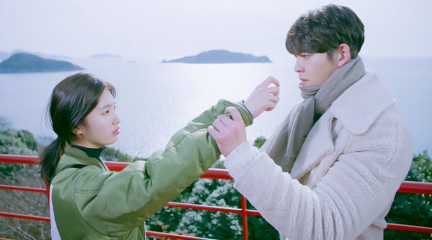 Wajah Sendu, Kim Woo Bin Cium Kening Suzy di Foto Adegan ...