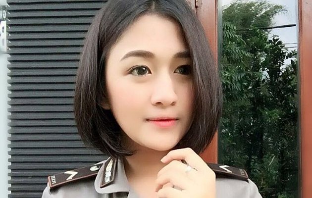 Sambut HUT RI, Polwan Cantik Bripda Muthia Hias Gapura di Bogor