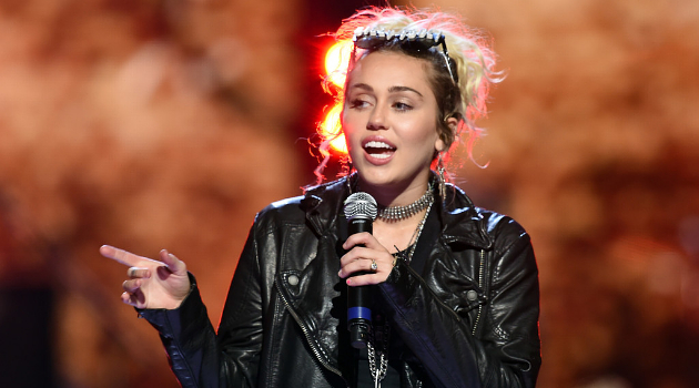 Duh, Beredar Video Lawas Miley Cyrus Biarkan Fans Pegang Area Sensitif ...