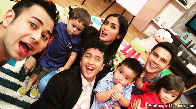 Nagita Umroh dan Ayu Mesra dengan Robby, Raffi 'Rayu' Jessica Iskandar