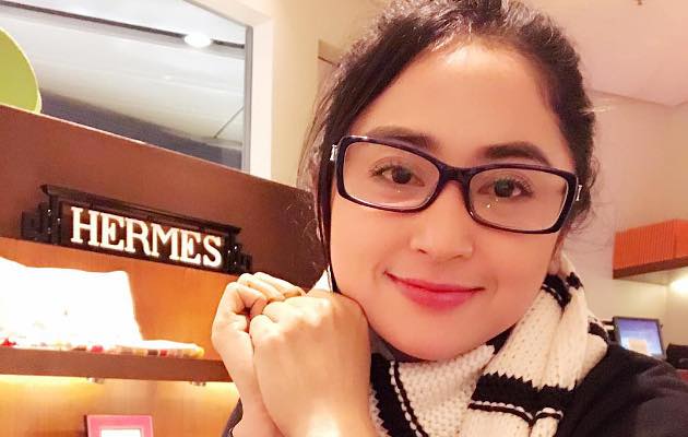 Usai Foto Syur Menyebar, Dewi Persik Tampil Menggoda Pakai Gaun Menerawang