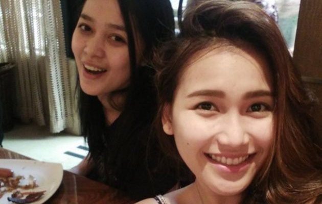 Pose Peluk Erat Gracia Indri, Ayu Ting Ting Disebut Sok Akrab dan Nyari ...