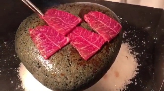Bikin Ngiler, Restoran Ini Bakar Daging Sapi di Atas Batu