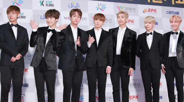 Menang di SMA 2017, Lucunya BTS Bikin Geger Senggol Meja Hingga Roboh