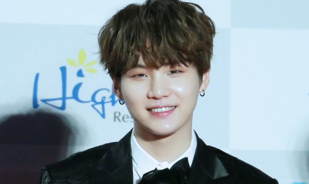 Cantiknya Suga Pakai Wig Bikin Fangirl Merasa Gagal Jadi Cewek, Setuju?