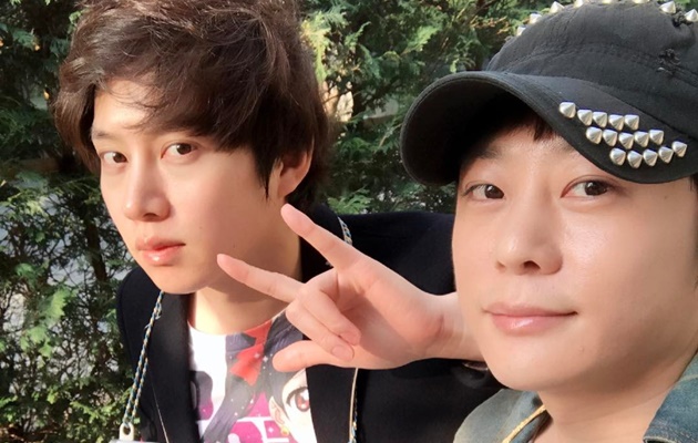 Ditemani Gunhee yang Sedang Topless di Kasur, Heechul SuJu Sapa Fans