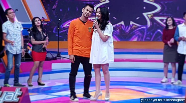 Nagita Seksi Pamer Paha Pakai Mini Dress Putih, Netter: Kalau Ayu Ting Ting Pasti Dihujat