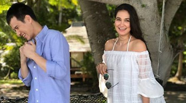 Dihantui Boneka Sabrina, Junot-Luna Maya Saling Tatap Mesra di Foto ...