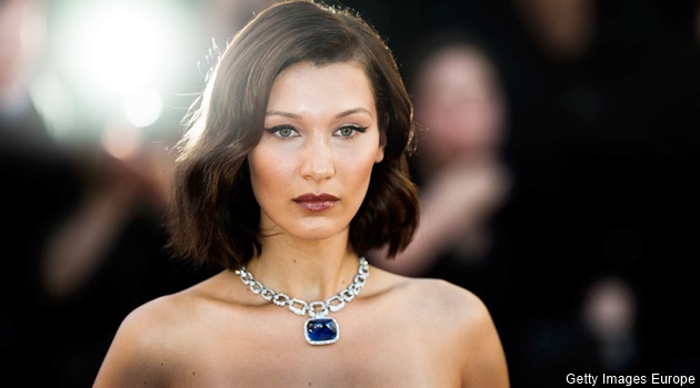 Belahan Gaun Terlalu Tinggi, Celana Dalam Bella Hadid Tertangkap Kamera