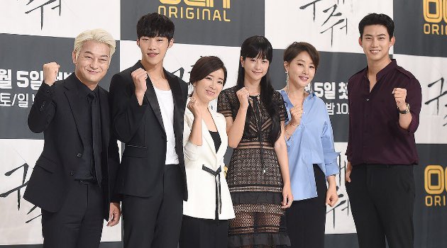 Tampil Rapi, Gantengnya Taecyeon Digandeng Seo Ye Ji di Jumpa Pers ...