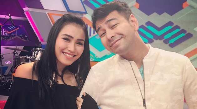 Tiru Gaya Nagita Mainin Rambut, Ayu Ting Ting Manja dan Pamer Tank Top ...