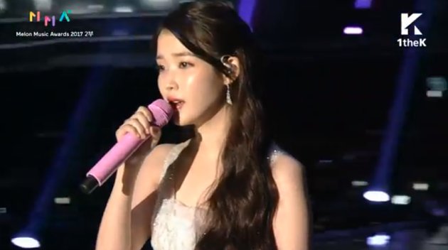 Diiringi Belasan Penyanyi, Penampilan Panggung IU di MMA 2017 Bikin Merinding
