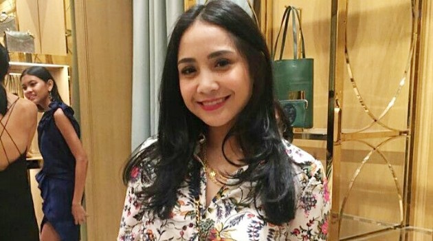 Pamer Pakai Wig Foto Bareng Bule Ganteng, Nagita Slavina Direbutin Brondong?