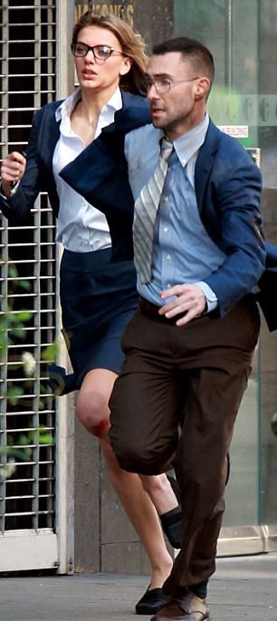 Adam Levine Jelek Saat Syuting Klip 'Payphone' Maroon 5