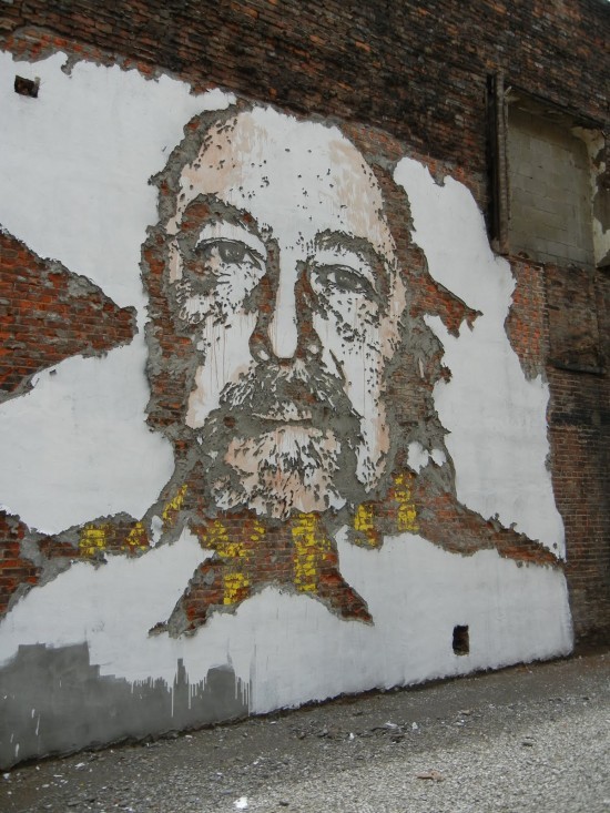 Seniman Rontokkan Tembok untuk Hasilkan Karya Potret