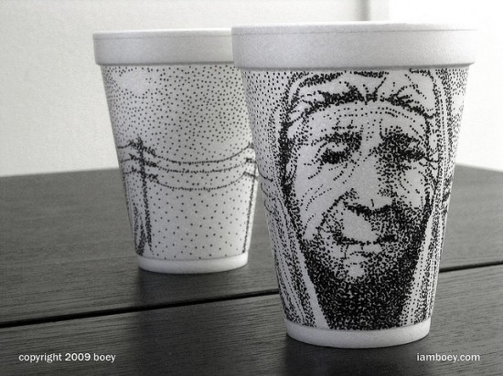 Seni Unik Menggambar Komik di Gelas Styrofoam