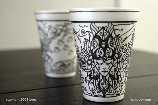 Seni Unik Menggambar Komik di Gelas Styrofoam