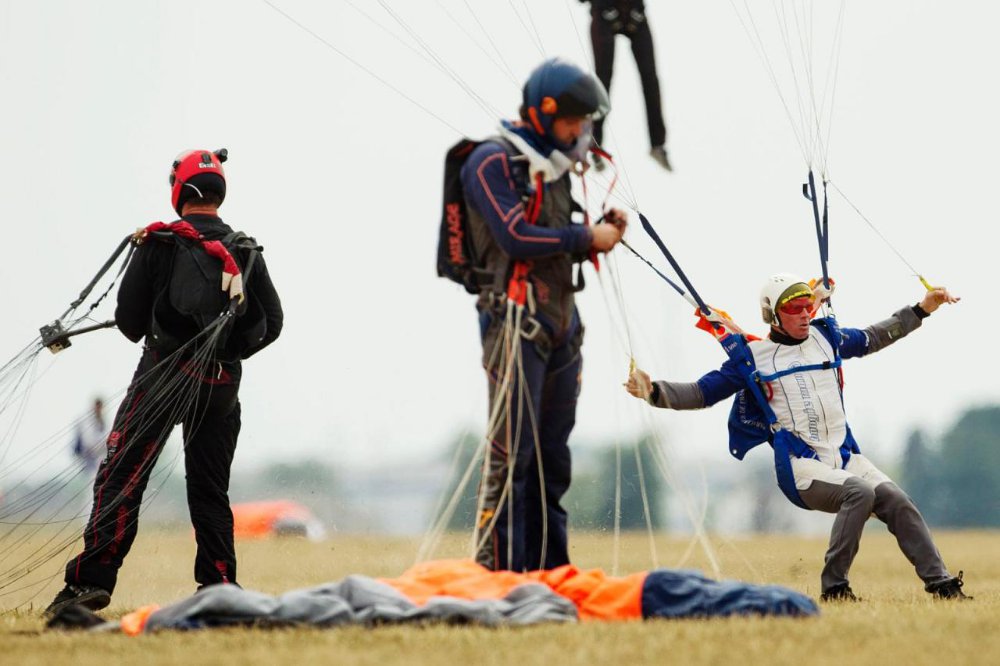 138 Penerjun Payung Terjun Terbalik Pecahkan Rekor Dunia
