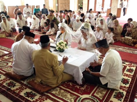 Sandhy Sondoro Resmi Nikahi Adik Sarah Sechan