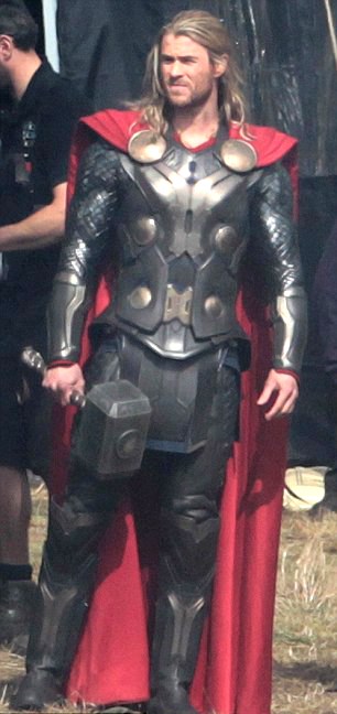 Chris Hemsworth Kembali Angkat Palu di Foto Syuting 'Thor 2'