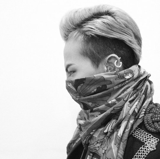 Foto Kocak Taeyang dan G-Dragon Menari Pakai Blangkon