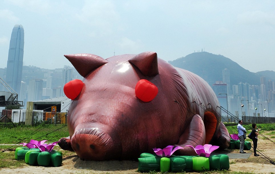 Uniknya Balon Raksasa Bentuk Kotoran di Hong Kong