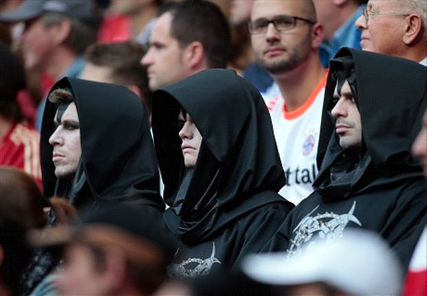 'Penampakan' 11 Pria Misterius Gemparkan Dunia Sepakbola