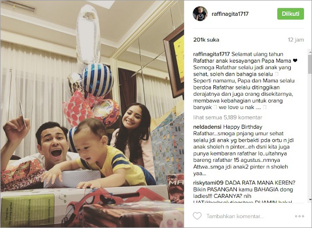 Bikin Gemas, Lucunya Rafathar Buka Kado dan 'Baca' Kartu Ucapan