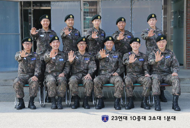 Foto di Camp Militer, Donghae Ajak Tentara Pose Ganteng Ala SuJu