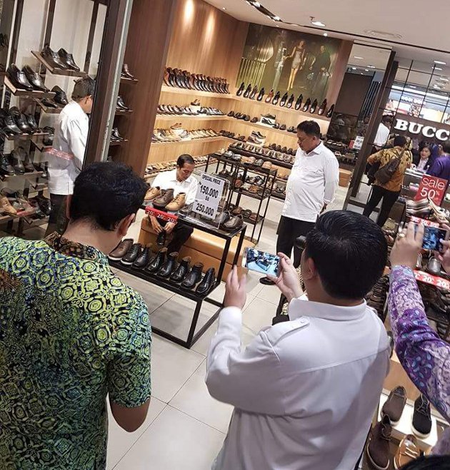 Jalan-Jalan di Mall Manado, Presiden Jokowi Jajal Sepatu Diskonan Rp ...