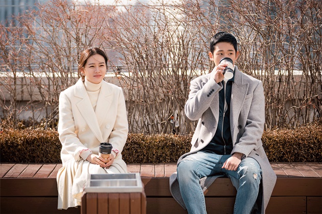Jung Hae In Santai Minum Kopi Bareng Son Ye Jin di 'Pretty Noona', Serasi?