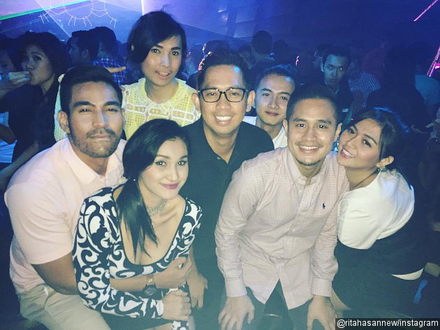 Lengan Robby Purba 'Nempel' di Dada Rita Hasan, Fans Ayu Ting Ting Baper