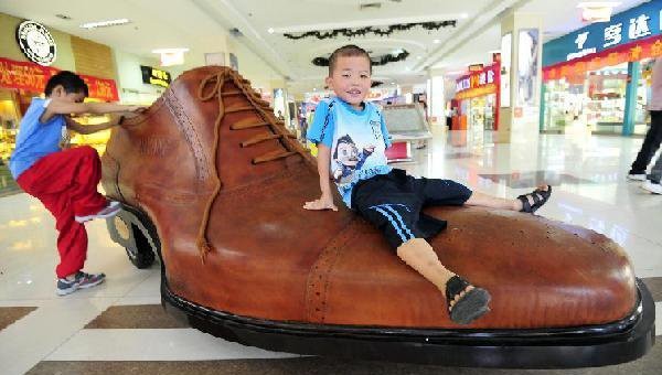 Perusahaan di China Buat Mobil Berbentuk Sepatu Raksasa