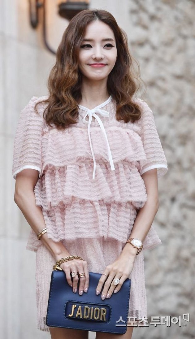 Pakai Busana Pink di Nikahan Jo Hyun Jae, Han Chae Young Tuai Beragam ...