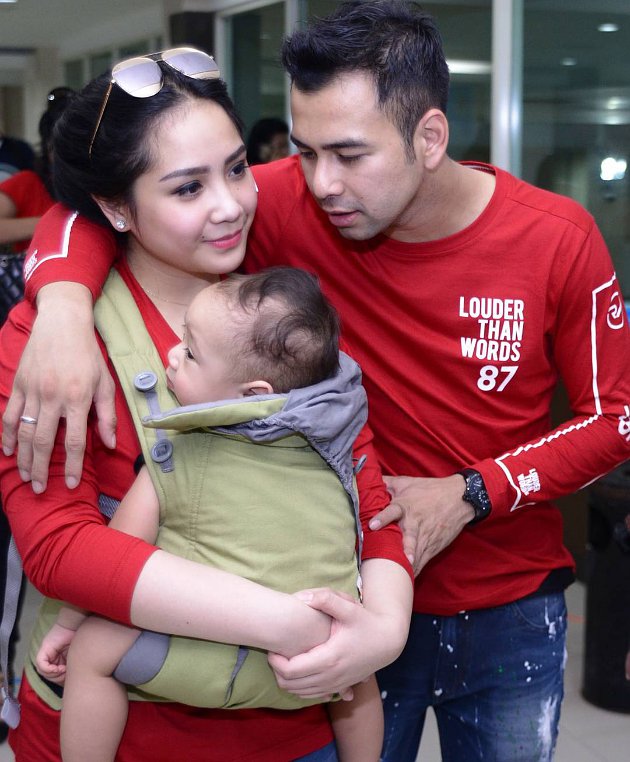 Rayakan HUT RI ke-71, Raffi Ahmad Pamer Kemesraan Bareng Nagita dan ...