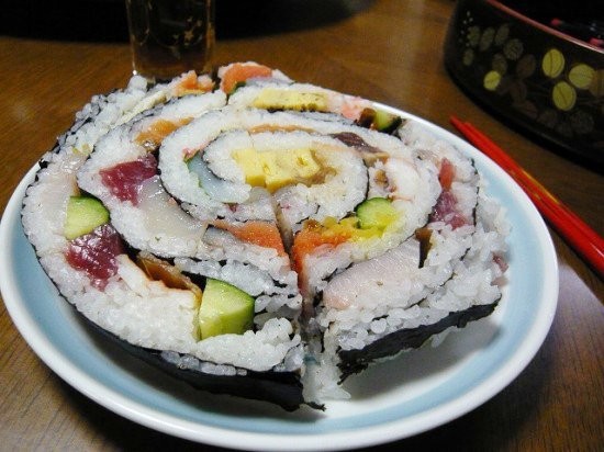 Restoran Jepang Sediakan Porsi Sushi Sepanjang Dua Meter